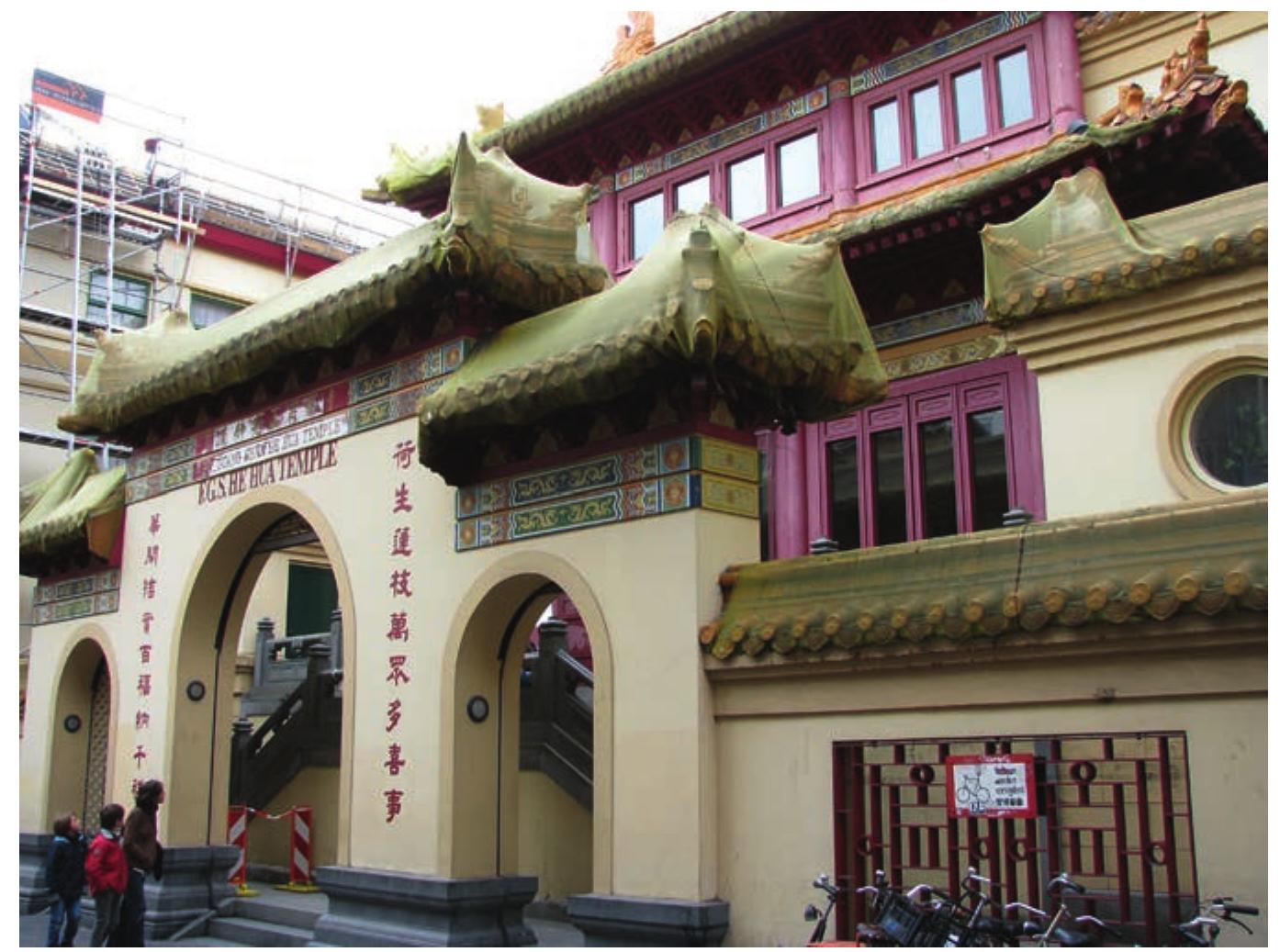 ‘igure1 main gate of the foguangshan he hua temple.