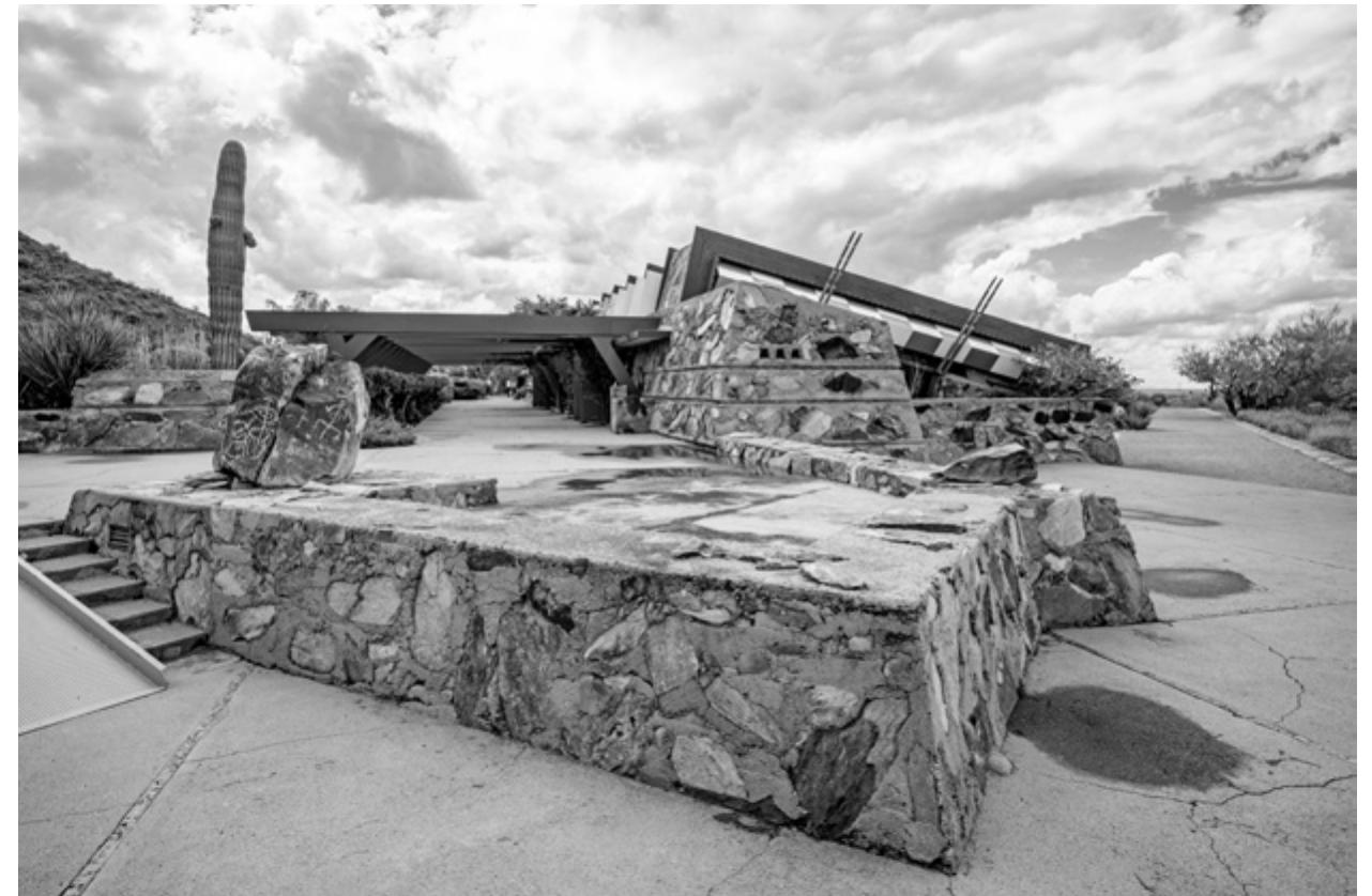 As architectural historian neil levine (1996:263-269)