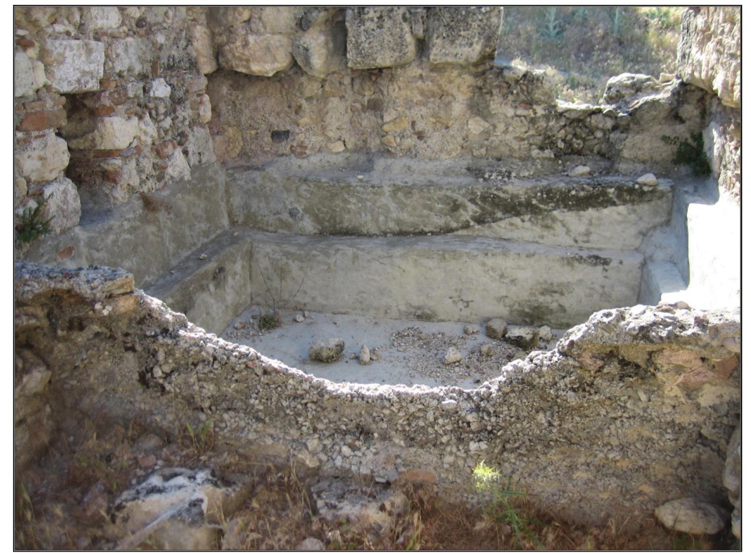 Load-bearing walls: rough-cut stone at both surfaces, rubble
