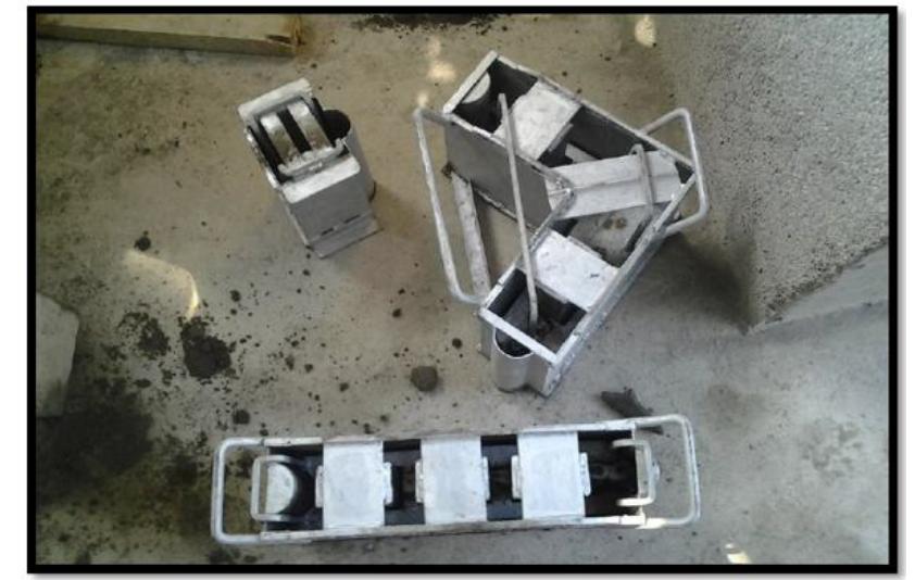 Molds for the mortarless interlocking hollow blocks a.