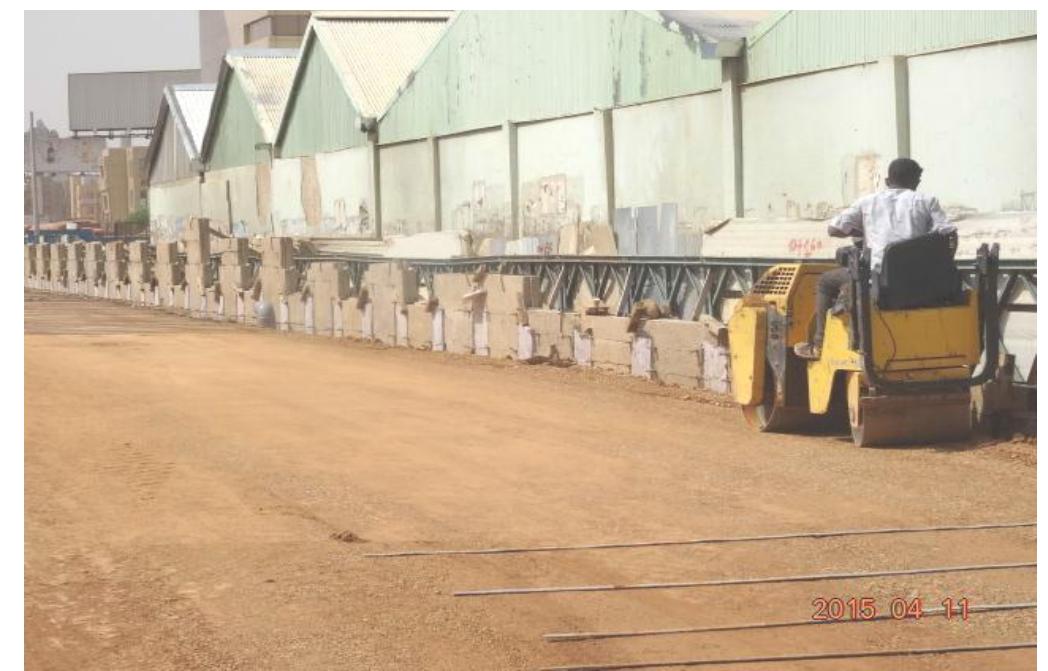 Compaction by rolling of reinforced backfill soil