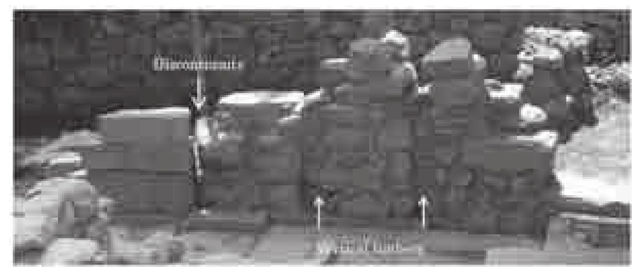 Discontinuity between the ashlar walls and the rubble walls