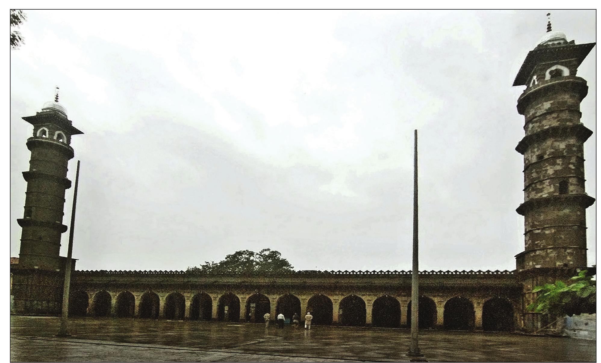 Plate 15: shahi jami mosque, late 16th century iv in 1646