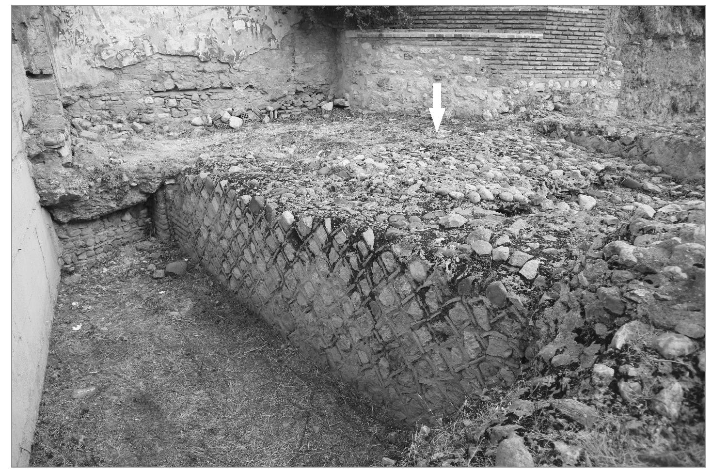 Wall in brick/stone opus reticulatum and ground plane in