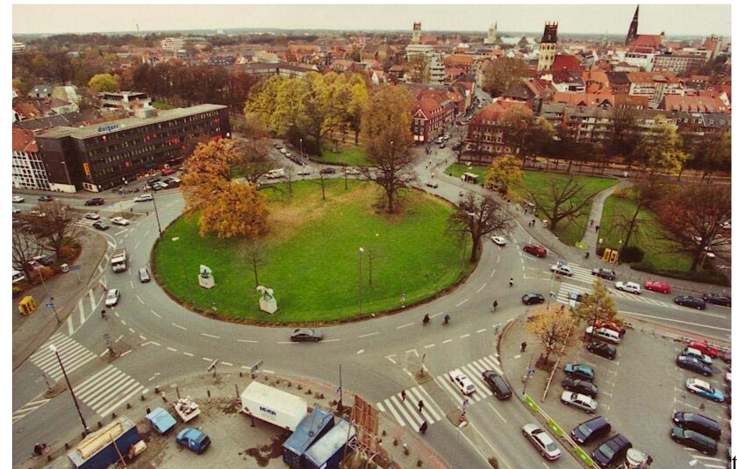 Large traditional roundabout: ludgeriplatz in muenster