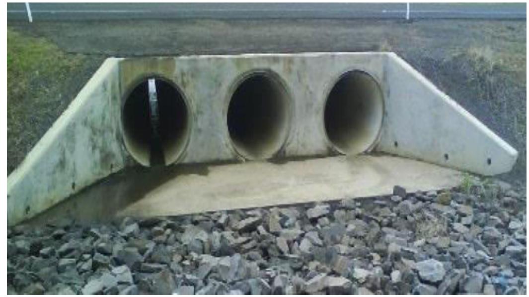 Photo 1. pipe culvert i. arch culvert
