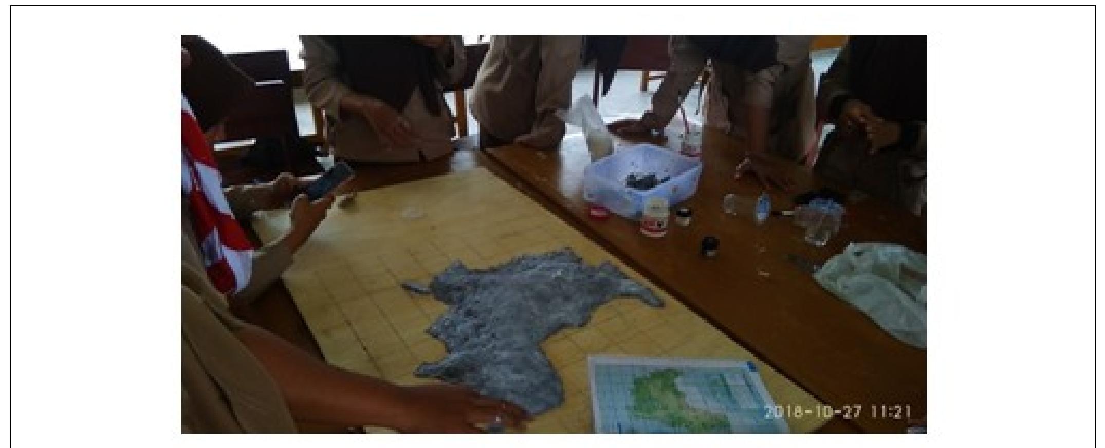 Gambar 3 | proses pembuatan peta timbul