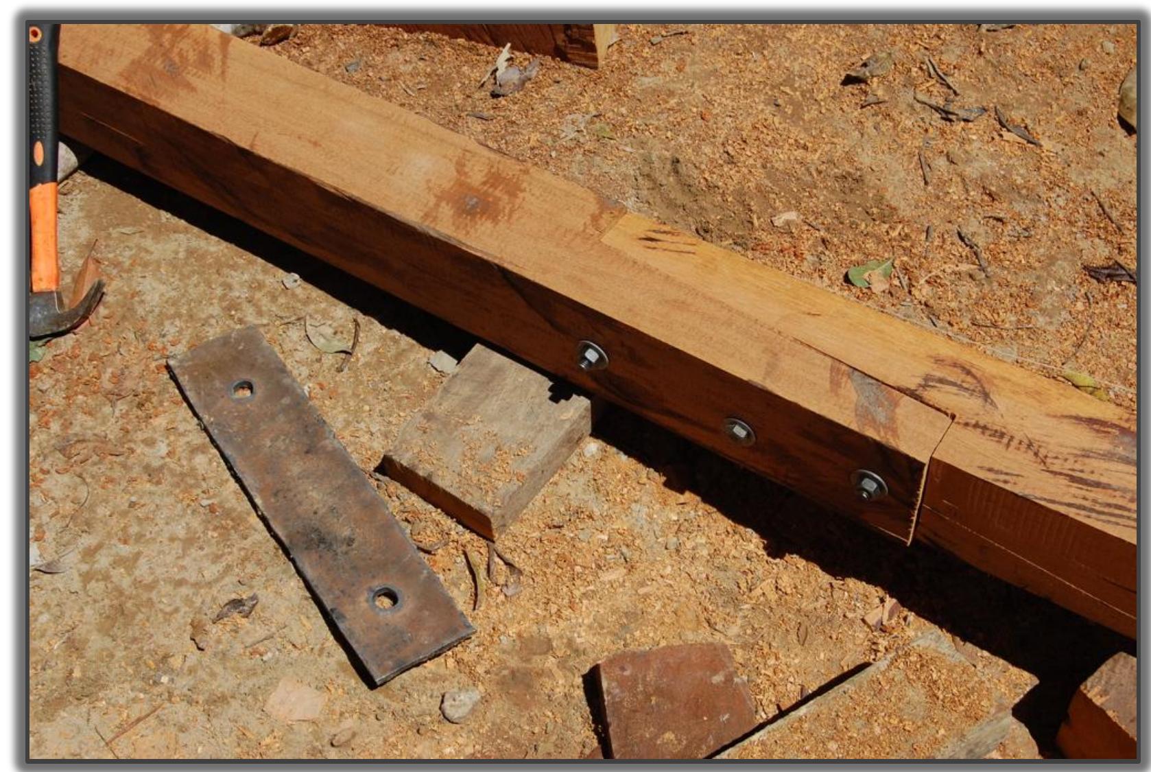 Support tower joint, with unused reinforcing plate