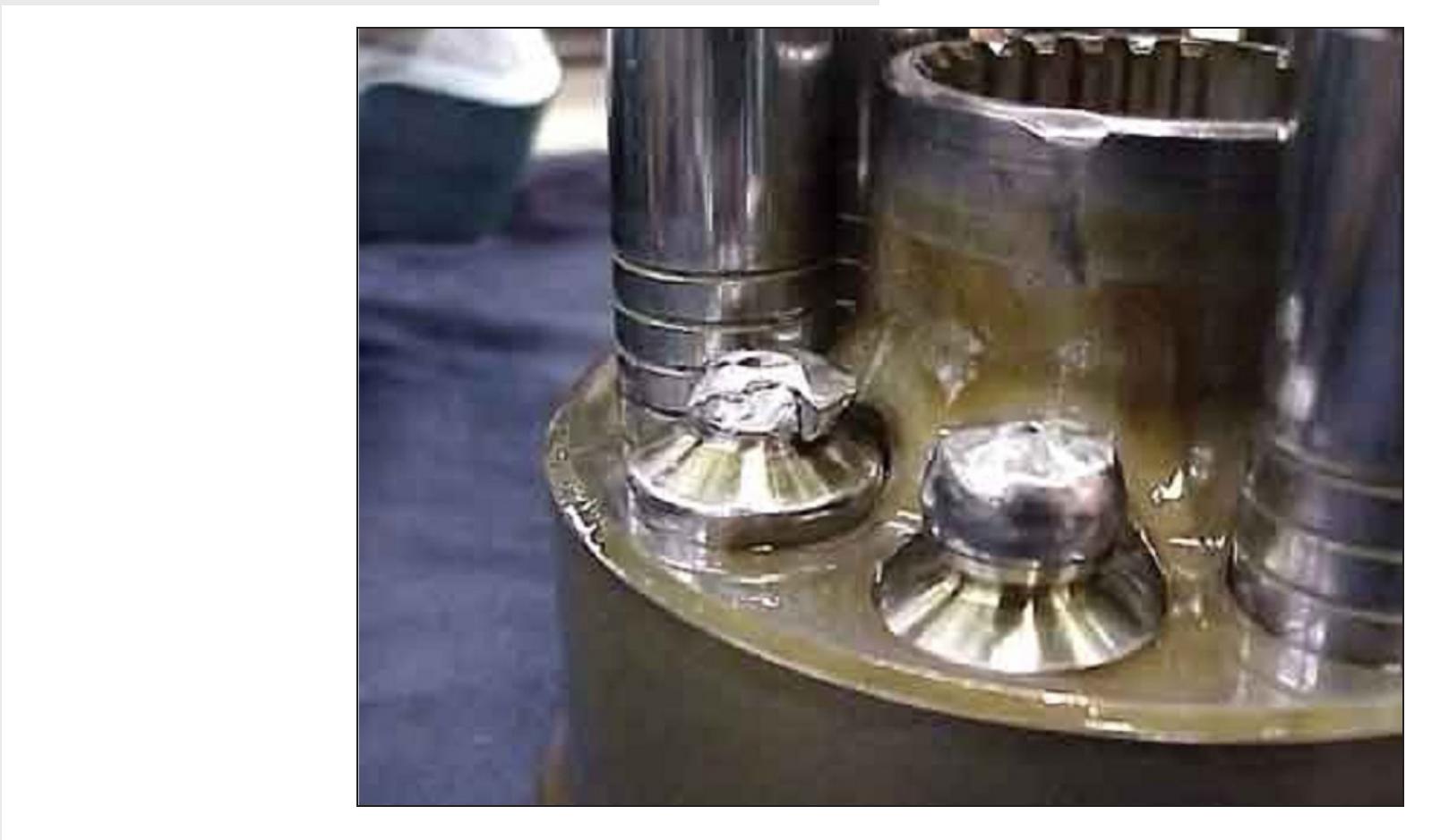Shows piston damages of an axial- piston hydraulic machine,