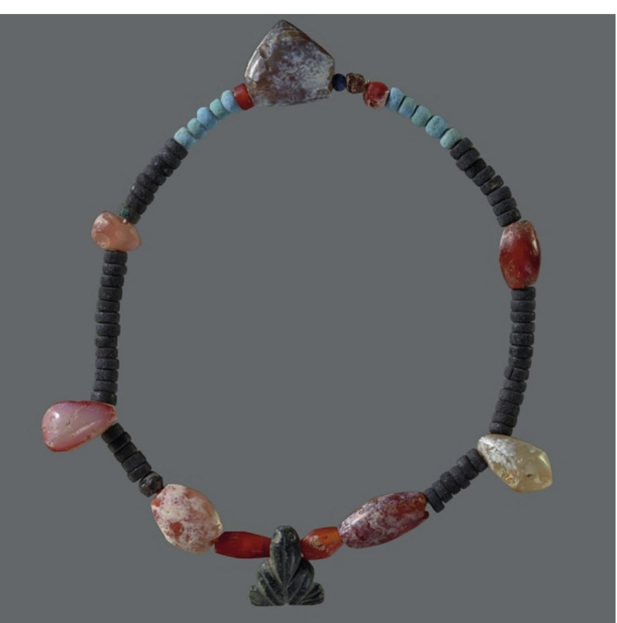 Frog amulet on necklace, uruk (w 13642/c, im 18143,8), 1.5 x