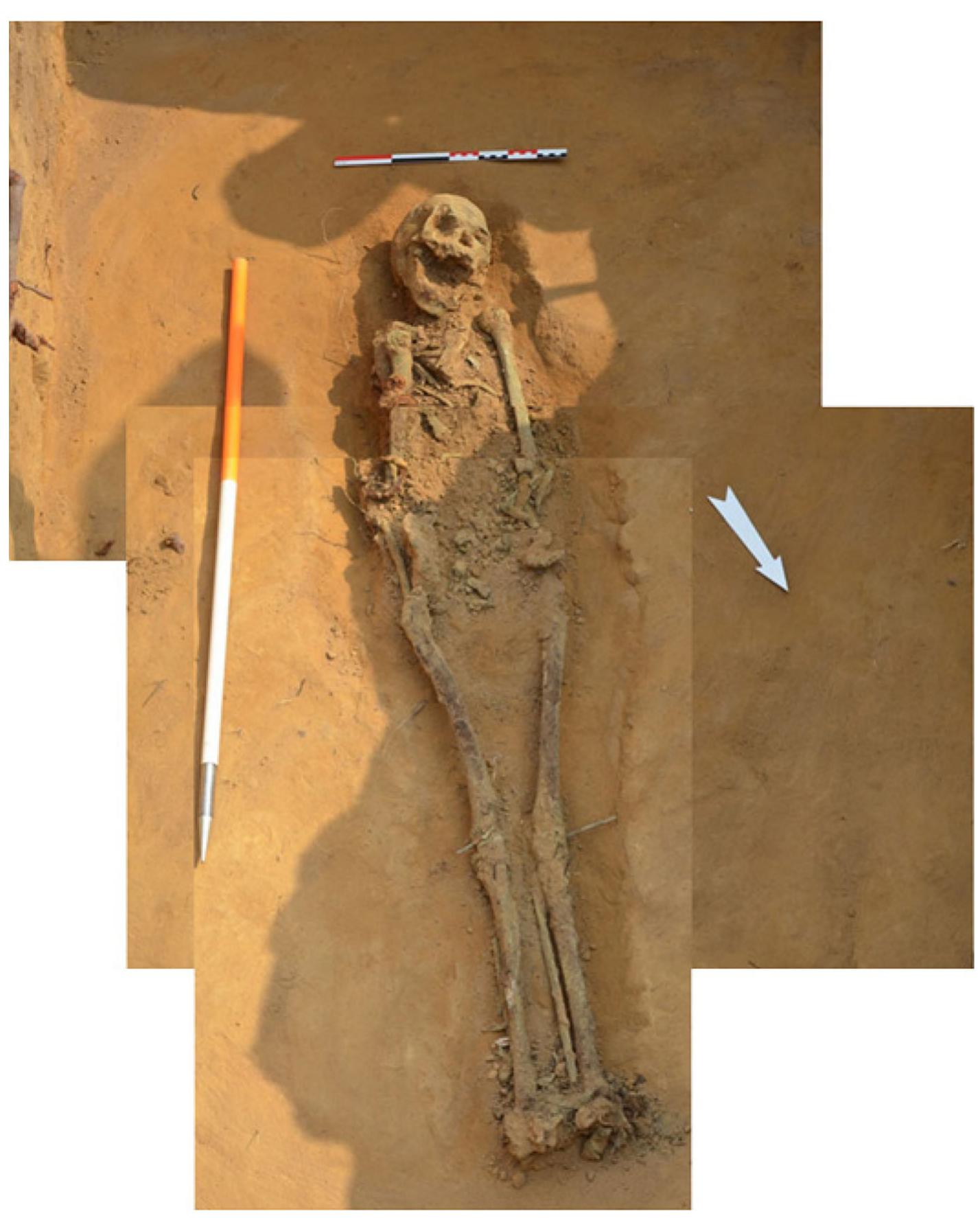 Kindoki cemetery: male burial in tomb 9 (photo ©kongoking)