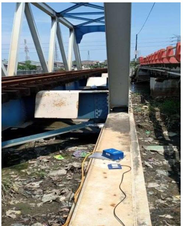 Sensor accelerometer placed at the bridge’s structure with x