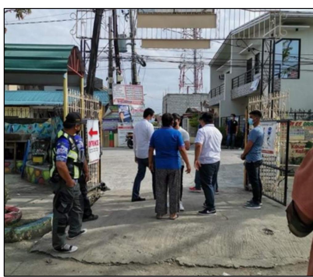 Mayor gilbert gatchalian during his visit at caingin