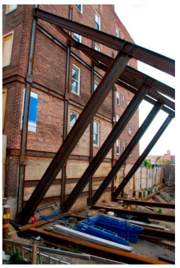 Temporary steel bracing of the strut-cantilever type