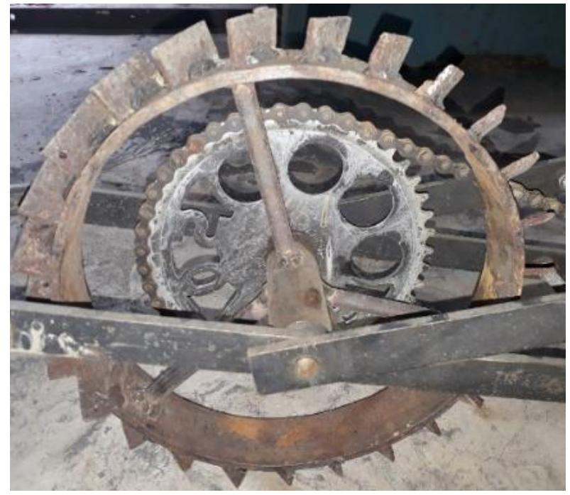 Ground wheel of rotary weeder the sizes of lugs on wheel