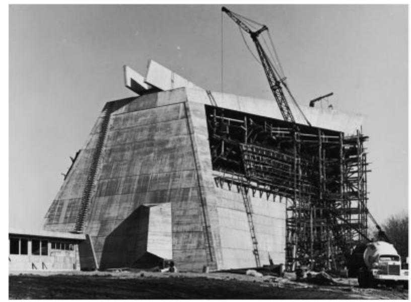Construction process of lateral hyperbolic paraboloid.
