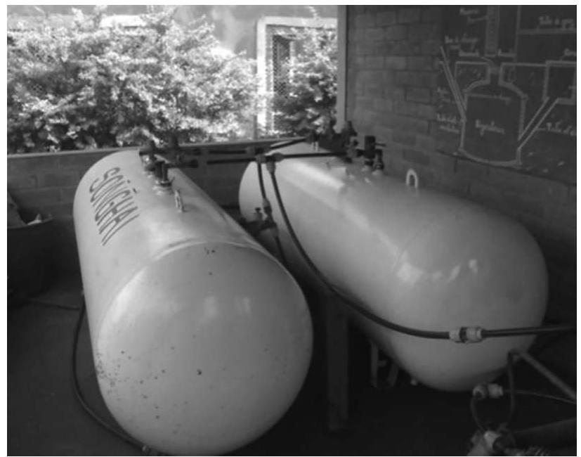 3 storage tanks for biogas compressed from a fixed dome