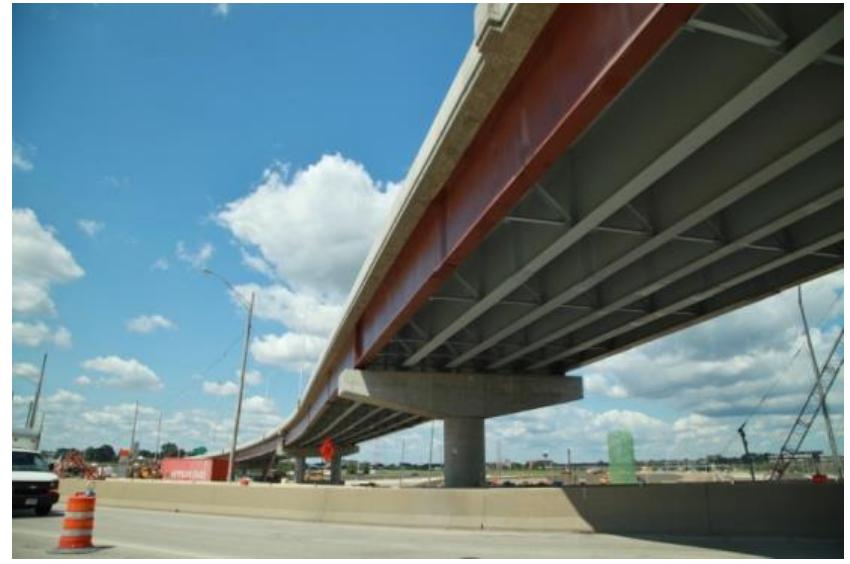 Structural element of the superstructure of a bridge