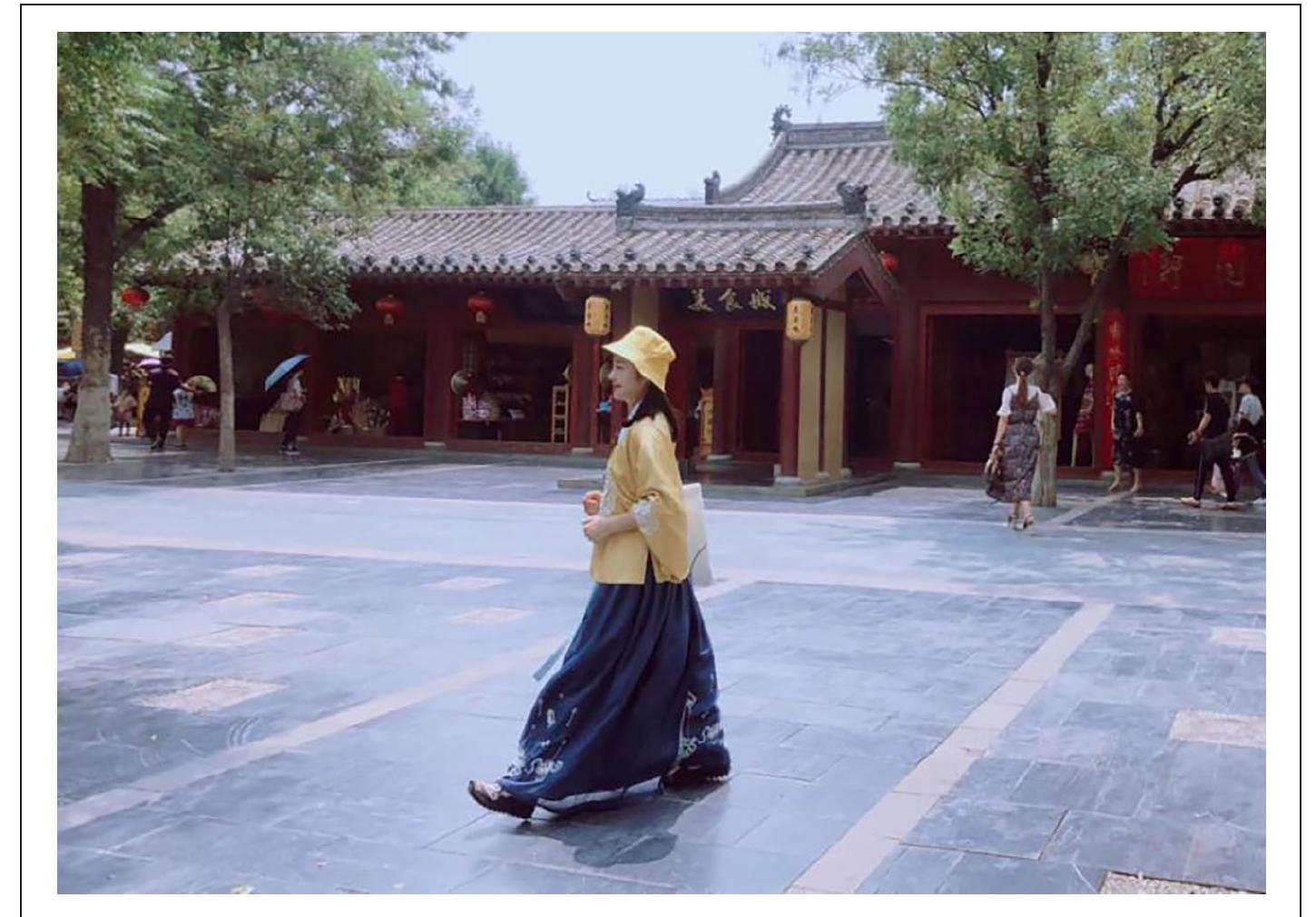 Ticol, wearing an aoqun, a popular female hanfu upper